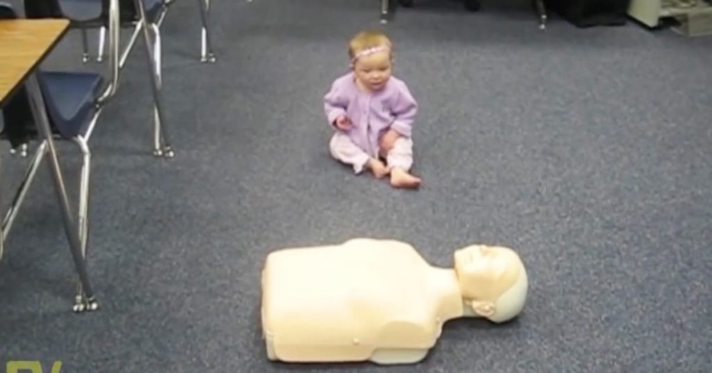 Mom brings baby girl to CPR class only to be stunned when she performs ...